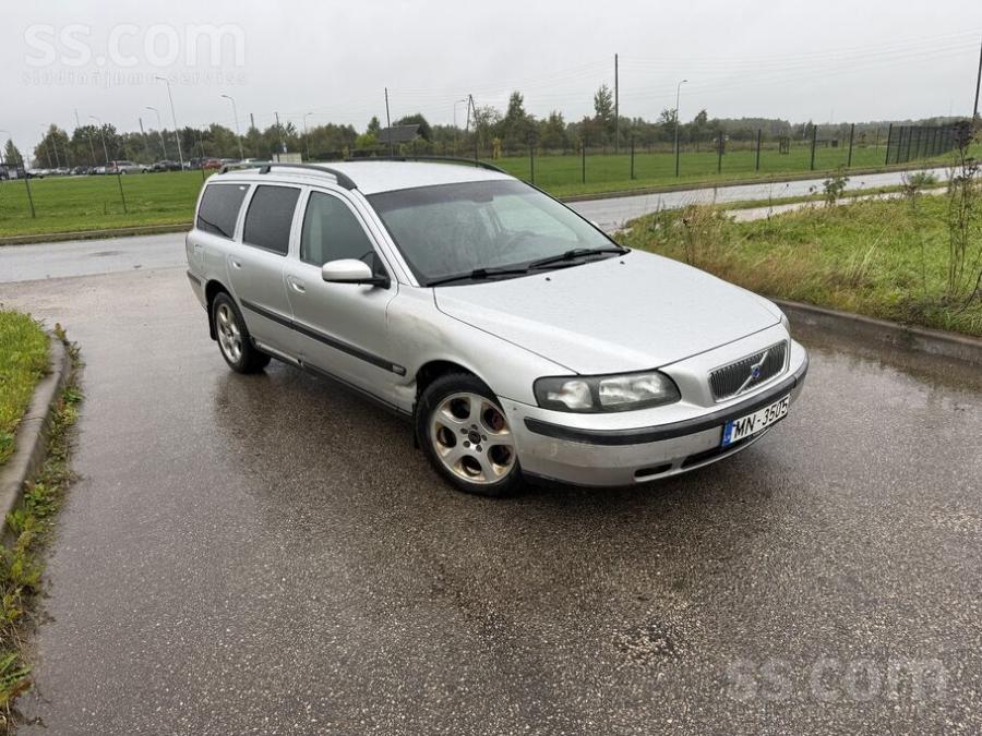 Grey Volvo V70 2004 in Rezekne, with an engine capacity of 2.40 L and mileage of 516 thousand km for 1150 €, photo 4 on AUTOMOTO.COM.LV