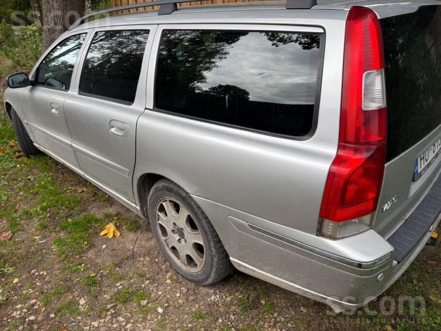 Grey Volvo V70 2004 in Riga, with an engine capacity of 2.00 L and mileage of 282 thousand km for 950 €, photo 1 on AUTOMOTO.COM.LV
