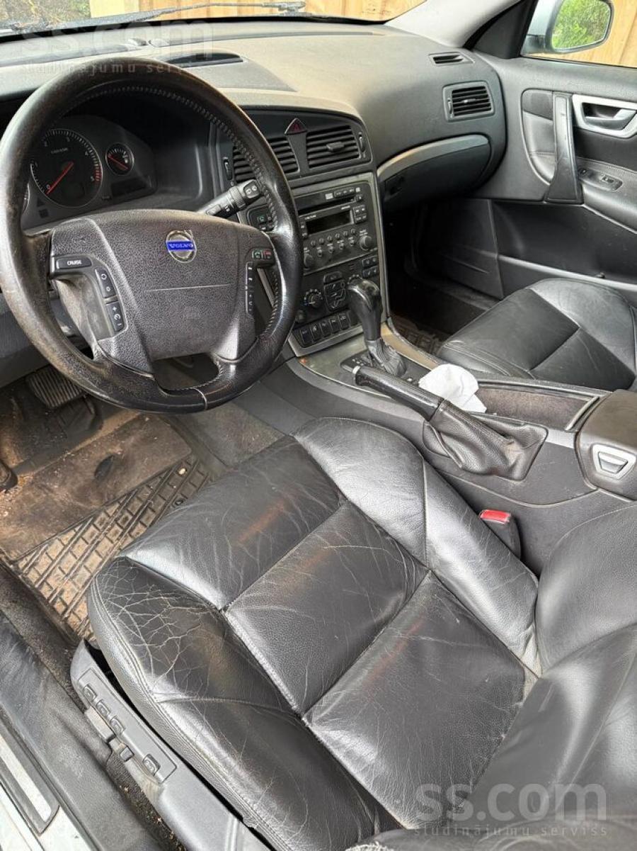 Grey Volvo V70 2004 in Riga, with an engine capacity of 2.00 L and mileage of 282 thousand km for 950 €, photo 5 on AUTOMOTO.COM.LV
