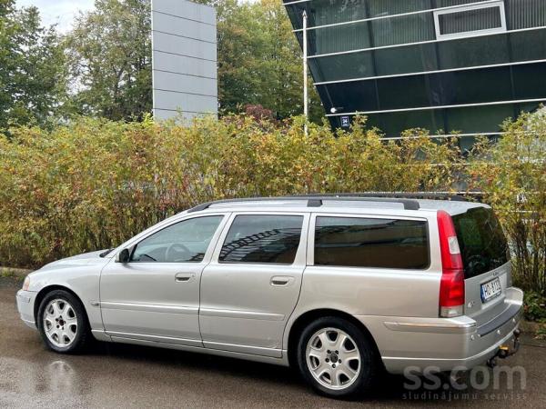 Volvo V70 2004 in Riga on AUTOMOTO.COM.LV Grey Volvo V70 2004 in Riga, with an engine capacity of 2.40 L and mileage of 282 thousand km for 1390 €, photo 4 on AUTOMOTO.COM.LV