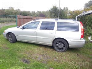 Pelēks Volvo V70 2004 Rīga, ar dzinēja tilpumu 2.40 L un nobraukumu 301 tūkst. km par 2150 €, foto  vietnē AUTOMOTO.COM.LV
