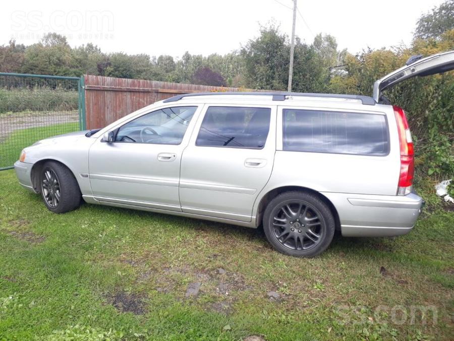 Pelēks Volvo V70 2004 Rīga, ar dzinēja tilpumu 2.40 L un nobraukumu 301 tūkst. km par 2150 €, foto 1 vietnē AUTOMOTO.COM.LV