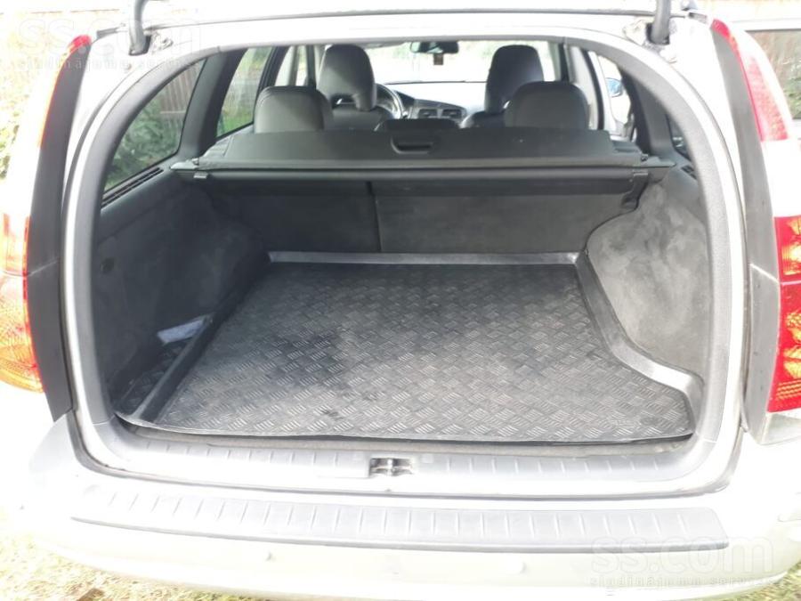 Pelēks Volvo V70 2004 Rīga, ar dzinēja tilpumu 2.40 L un nobraukumu 301 tūkst. km par 2150 €, foto 7 vietnē AUTOMOTO.COM.LV