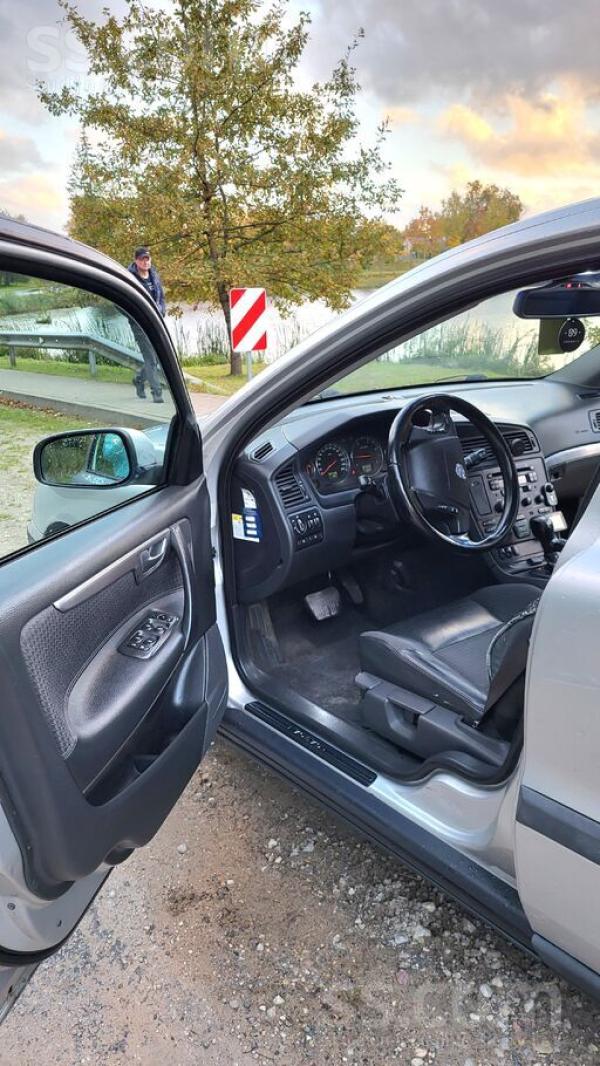 Grey Volvo V70 2004 in Valmiera, with an engine capacity of 2.40 L and mileage of 307 thousand km for 2100 €, photo 4 on AUTOMOTO.COM.LV
