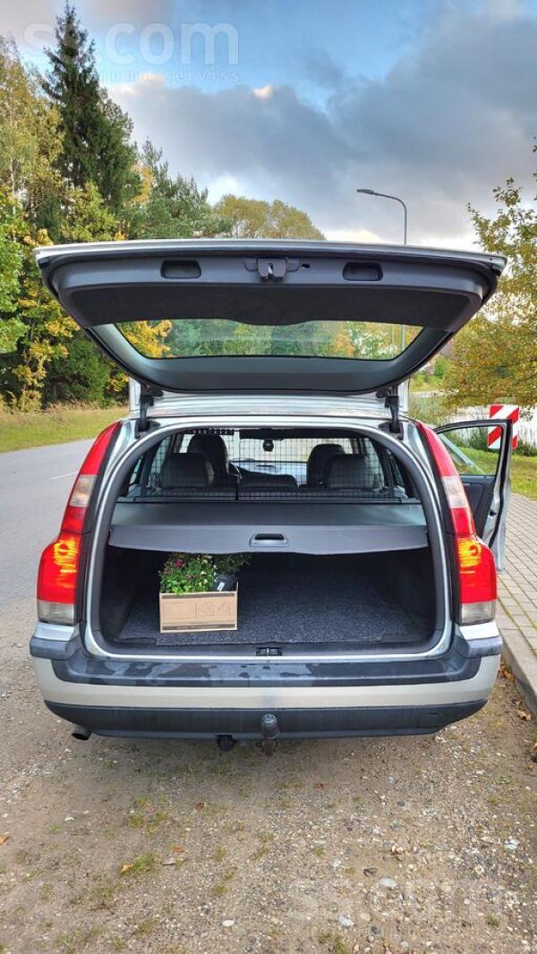 Grey Volvo V70 2004 in Valmiera, with an engine capacity of 2.40 L and mileage of 307 thousand km for 2100 €, photo 7 on AUTOMOTO.COM.LV