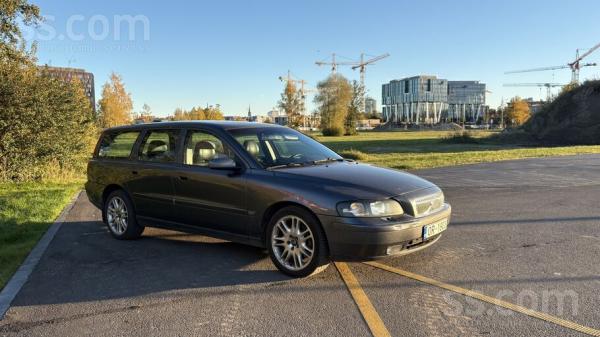 Pelēks Volvo V70 2004 Rīga, ar dzinēja tilpumu 2.50 L un nobraukumu 275 tūkst. km par 1990 €, foto 1 vietnē AUTOMOTO.COM.LV
