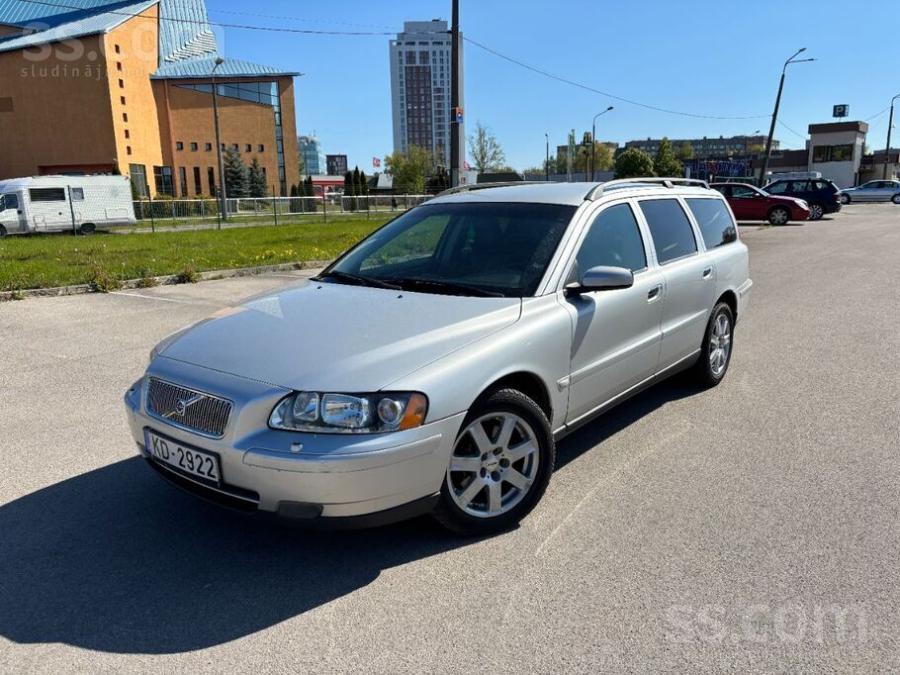 Grey Volvo V70 2005 in Riga, with an engine capacity of 2.40 L and mileage of 308 thousand km for 7490 €, photo 1 on AUTOMOTO.COM.LV