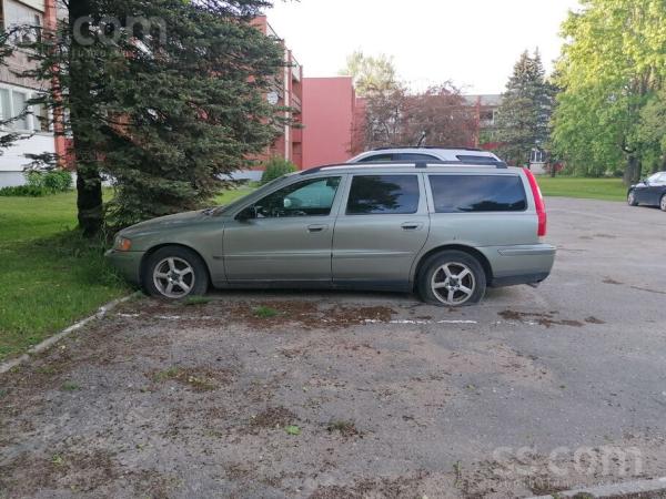 Pelēks Volvo V70 2005 Ogre, ar dzinēja tilpumu 2.40 L un nobraukumu 455 tūkst. km par 400 €, foto 1 vietnē AUTOMOTO.COM.LV