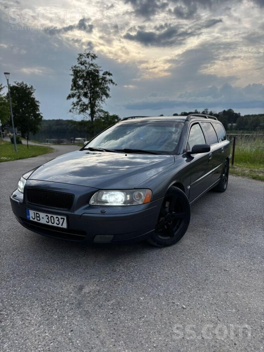 Grey Volvo V70 2005 in Aizkraukle, with an engine capacity of 2.40 L and mileage of 450 thousand km for 2100 €, photo 1 on AUTOMOTO.COM.LV