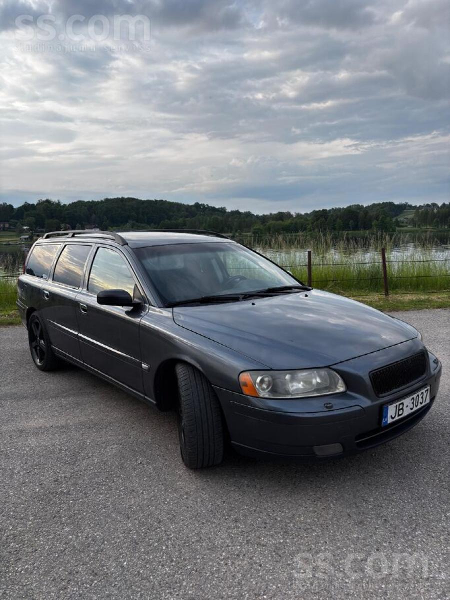 Grey Volvo V70 2005 in Aizkraukle, with an engine capacity of 2.40 L and mileage of 450 thousand km for 2100 €, photo 4 on AUTOMOTO.COM.LV