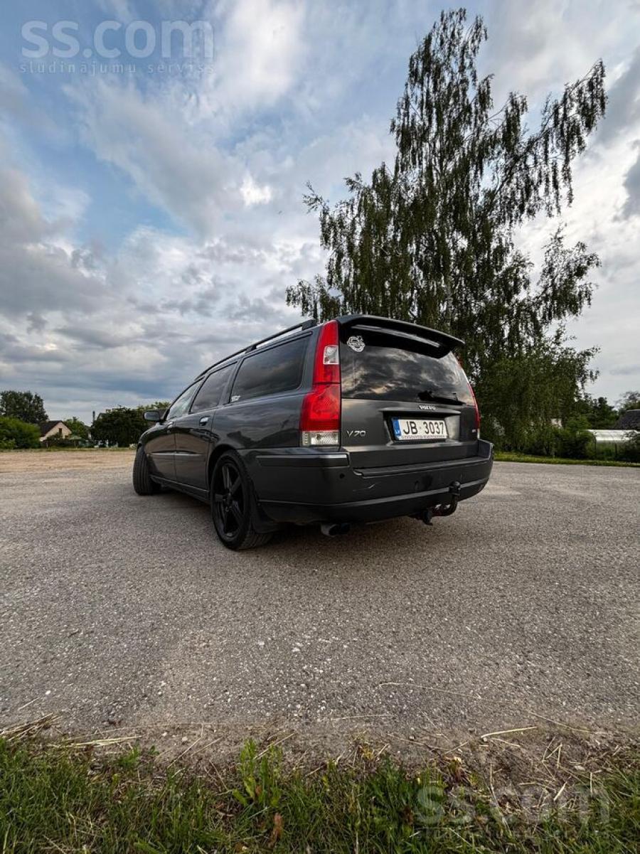 Grey Volvo V70 2005 in Aizkraukle, with an engine capacity of 2.40 L and mileage of 450 thousand km for 2100 €, photo 5 on AUTOMOTO.COM.LV