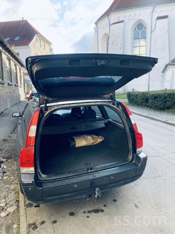Grey Volvo V70 2005 in Cesis, with an engine capacity of 2.40 L and mileage of 360 thousand km for 2300 €, photo 11 on AUTOMOTO.COM.LV