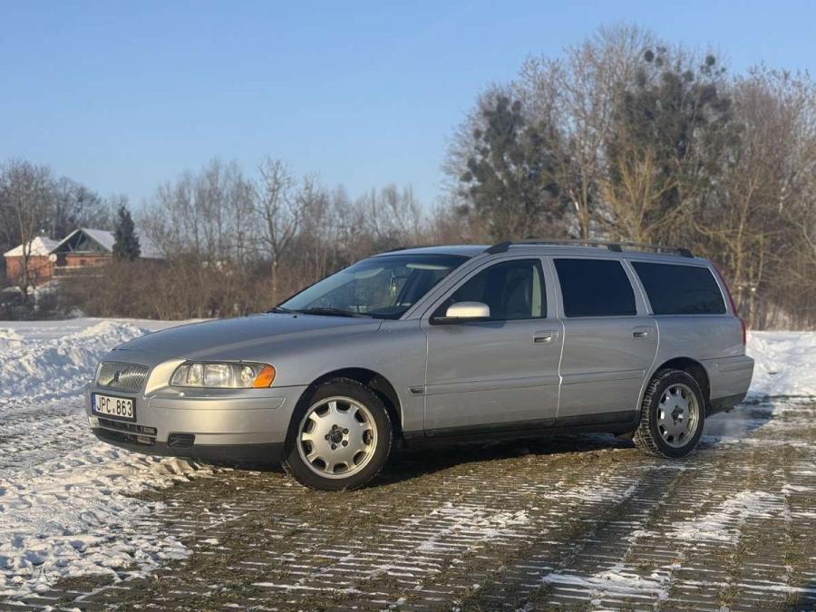 Grey Volvo V70 2005 in Kaunas, with an engine capacity of 2.44 L and mileage of 449 thousand km for 1650 €, photo 2 on AUTOMOTO.COM.LV