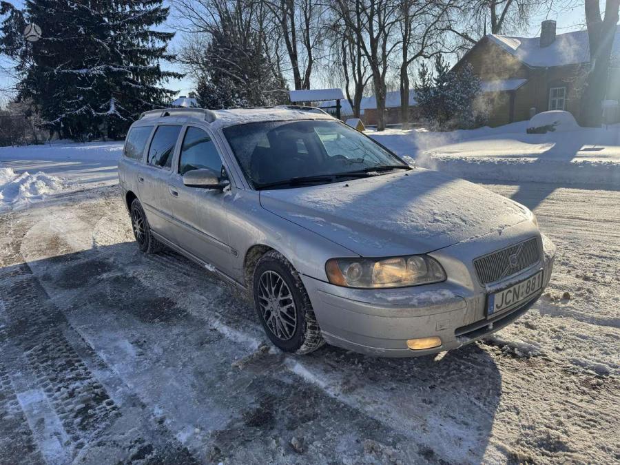 Grey Volvo V70 2005 in Anyksciai, with an engine capacity of 2.40 L and mileage of 307 thousand km for 1500 €, photo 1 on AUTOMOTO.COM.LV