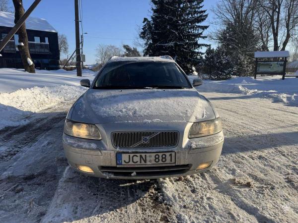 Grey Volvo V70 2005 in Anyksciai, with an engine capacity of 2.40 L and mileage of 307 thousand km for 1500 €, photo 2 on AUTOMOTO.COM.LV