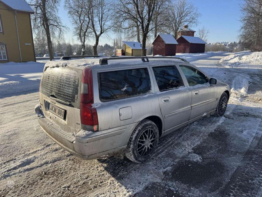Grey Volvo V70 2005 in Anyksciai, with an engine capacity of 2.40 L and mileage of 307 thousand km for 1500 €, photo 4 on AUTOMOTO.COM.LV