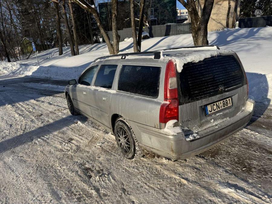 Grey Volvo V70 2005 in Anyksciai, with an engine capacity of 2.40 L and mileage of 307 thousand km for 1500 €, photo 5 on AUTOMOTO.COM.LV