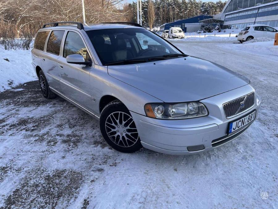 Grey Volvo V70 2005 in Vilnius, with an engine capacity of 2.40 L and mileage of 308 thousand km for 1800 €, photo 1 on AUTOMOTO.COM.LV