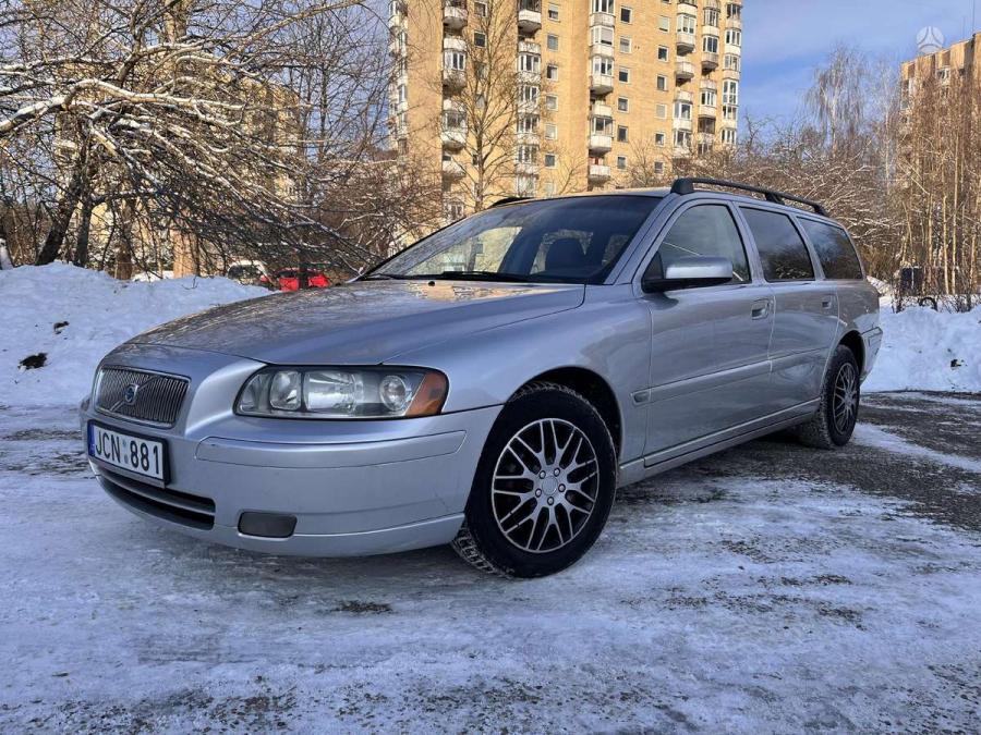 Grey Volvo V70 2005 in Vilnius, with an engine capacity of 2.40 L and mileage of 308 thousand km for 1800 €, photo 2 on AUTOMOTO.COM.LV