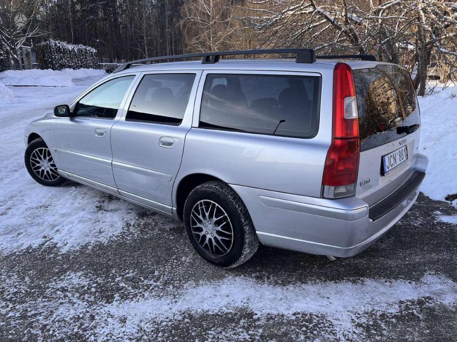 Grey Volvo V70 2005 in Vilnius, with an engine capacity of 2.40 L and mileage of 308 thousand km for 1800 €, photo 3 on AUTOMOTO.COM.LV