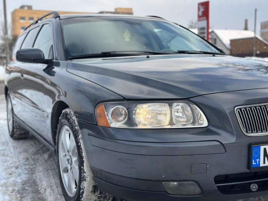 Grey Volvo V70 2005 in Siauliai, with an engine capacity of 2.40 L and mileage of 295 thousand km for 2650 €, photo 15 on AUTOMOTO.COM.LV