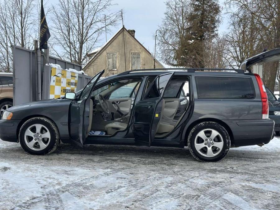 Grey Volvo V70 2005 in Siauliai, with an engine capacity of 2.40 L and mileage of 295 thousand km for 2650 €, photo 18 on AUTOMOTO.COM.LV