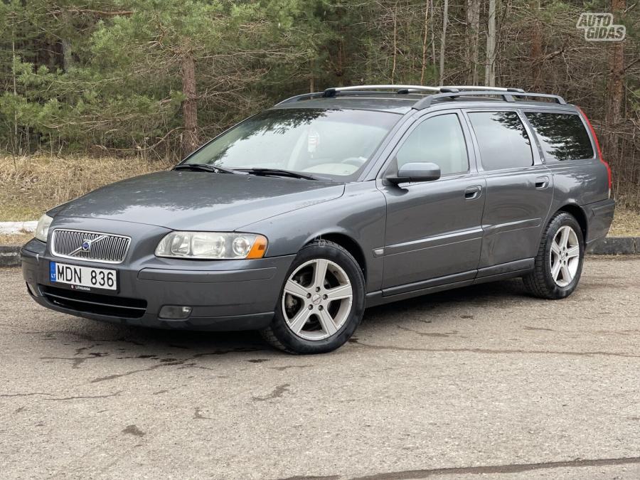 Grey Volvo V70 2005 in Siauliai, with an engine capacity of 2.40 L and mileage of 363 thousand km for 1050 €, photo 1 on AUTOMOTO.COM.LV