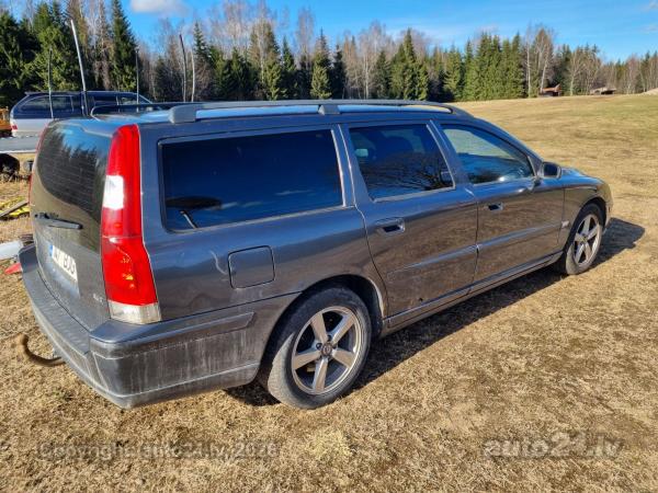 Pelēks Volvo V70 2005 Otepē, ar dzinēja tilpumu 2.40 L un nobraukumu 410 tūkst. km par 1250 €, foto 4 vietnē AUTOMOTO.COM.LV