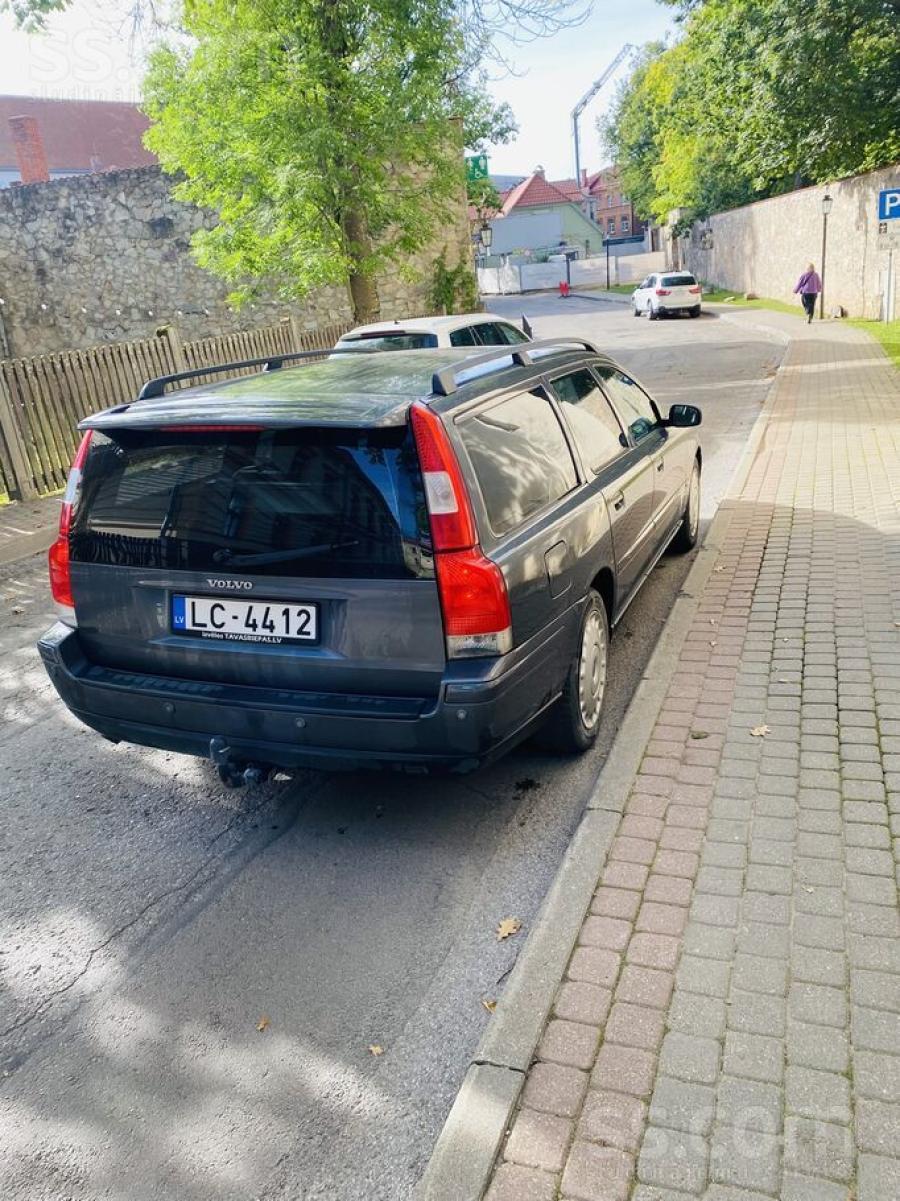 Pelēks Volvo V70 2005 Cēsis, ar dzinēja tilpumu 2.40 L un nobraukumu 366 tūkst. km par 2000 €, foto 3 vietnē AUTOMOTO.COM.LV