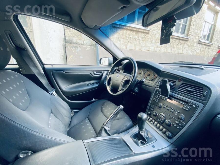 Pelēks Volvo V70 2005 Cēsis, ar dzinēja tilpumu 2.40 L un nobraukumu 366 tūkst. km par 2000 €, foto 10 vietnē AUTOMOTO.COM.LV
