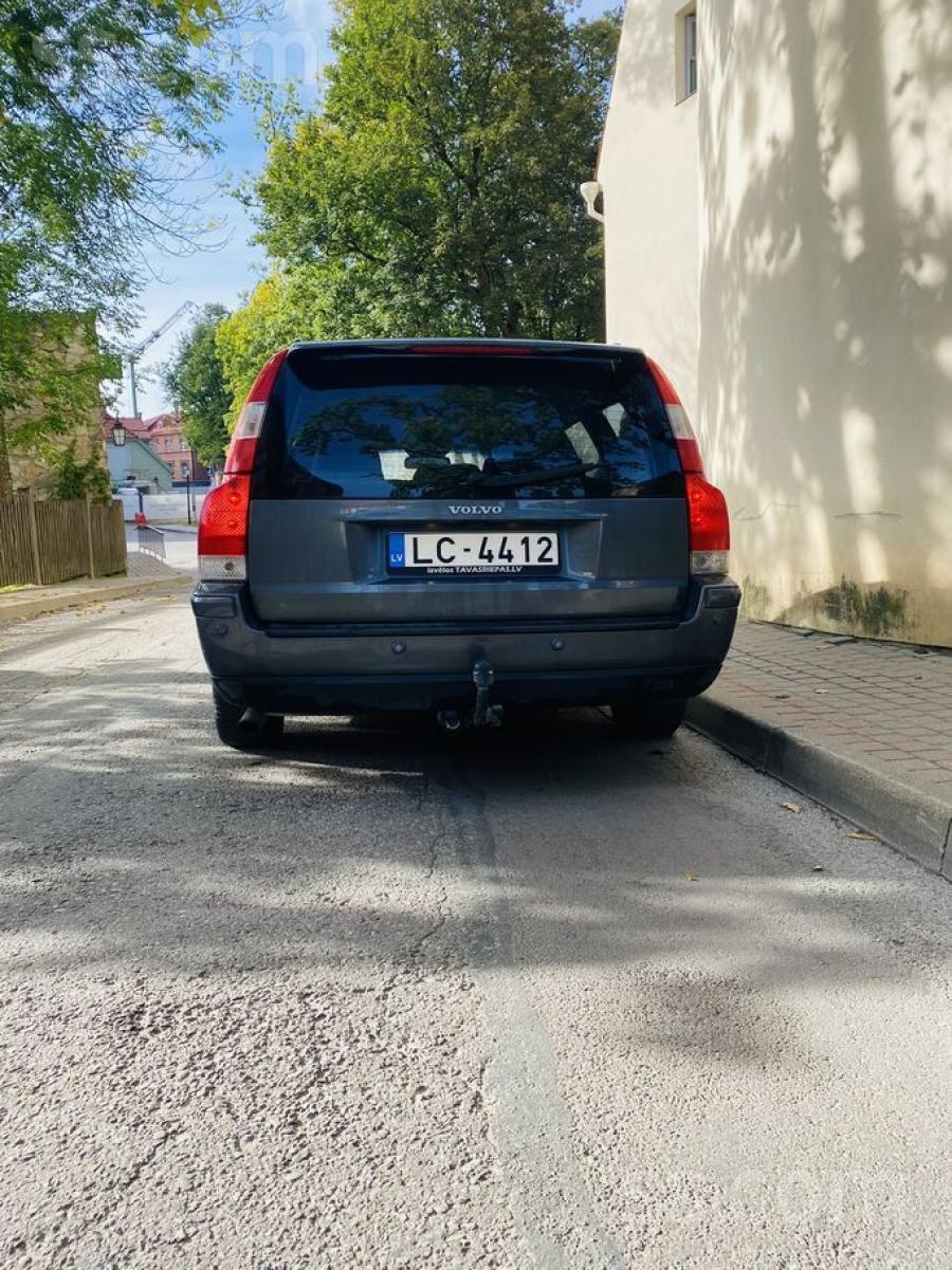 Pelēks Volvo V70 2005 Cēsis, ar dzinēja tilpumu 2.40 L un nobraukumu 366 tūkst. km par 2000 €, foto 16 vietnē AUTOMOTO.COM.LV