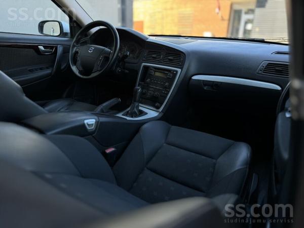 Grey Volvo V70 2005 in Jurmala, with an engine capacity of 2.40 L and mileage of 0 thousand km for 1390 €, photo 5 on AUTOMOTO.COM.LV