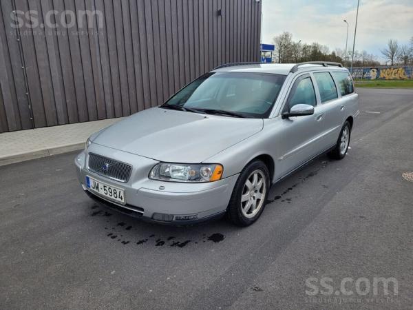 Grey Volvo V70 2005 in Liepaja, with an engine capacity of 2.40 L and mileage of 297 thousand km for 1800 €, photo 1 on AUTOMOTO.COM.LV