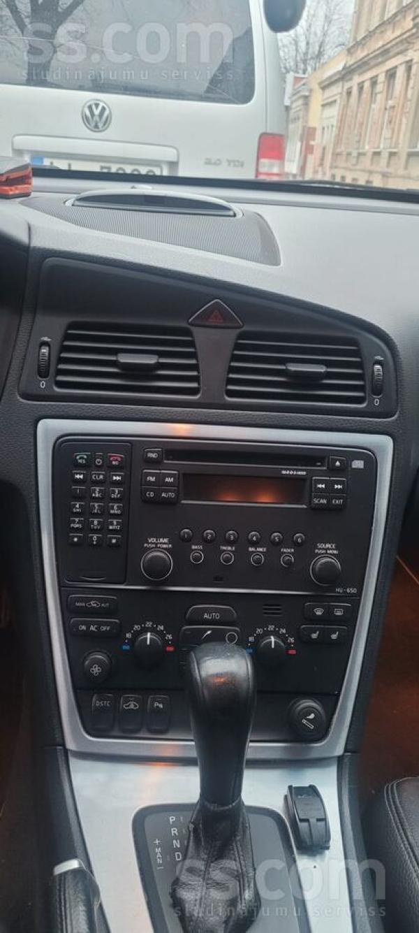 Grey Volvo V70 2005 in Liepaja, with an engine capacity of 2.40 L and mileage of 297 thousand km for 1800 €, photo 4 on AUTOMOTO.COM.LV