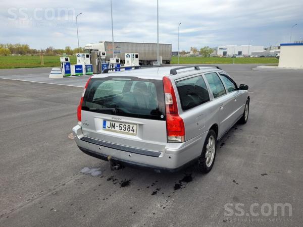 Grey Volvo V70 2005 in Liepaja, with an engine capacity of 2.40 L and mileage of 297 thousand km for 1800 €, photo 8 on AUTOMOTO.COM.LV