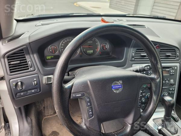 Grey Volvo V70 2005 in Liepaja, with an engine capacity of 2.40 L and mileage of 297 thousand km for 1800 €, photo 9 on AUTOMOTO.COM.LV
