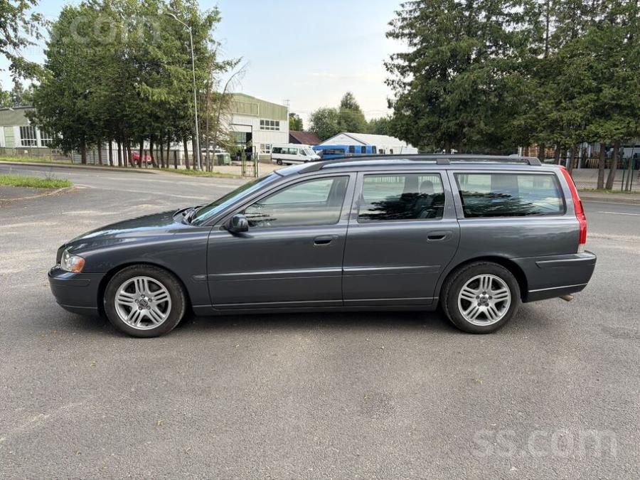 Pelēks Volvo V70 2005 Ogre, ar dzinēja tilpumu 2.40 L un nobraukumu 300 tūkst. km par 3250 €, foto 3 vietnē AUTOMOTO.COM.LV