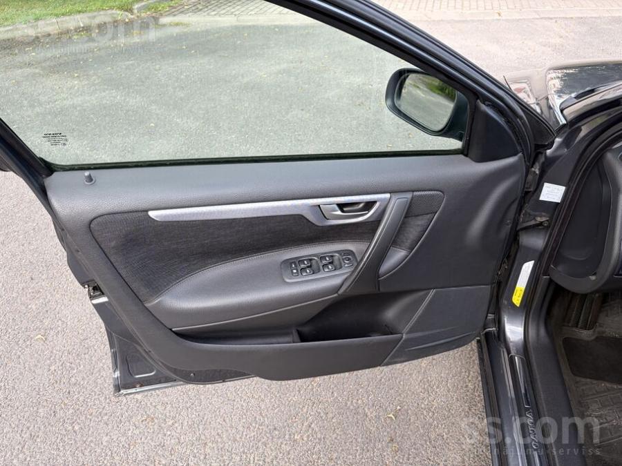 Pelēks Volvo V70 2005 Ogre, ar dzinēja tilpumu 2.40 L un nobraukumu 300 tūkst. km par 3250 €, foto 12 vietnē AUTOMOTO.COM.LV