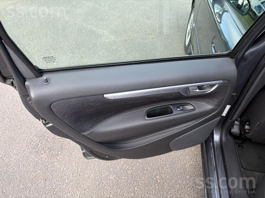 Pelēks Volvo V70 2005 Ogre, ar dzinēja tilpumu 2.40 L un nobraukumu 300 tūkst. km par 3250 €, foto 16 vietnē AUTOMOTO.COM.LV