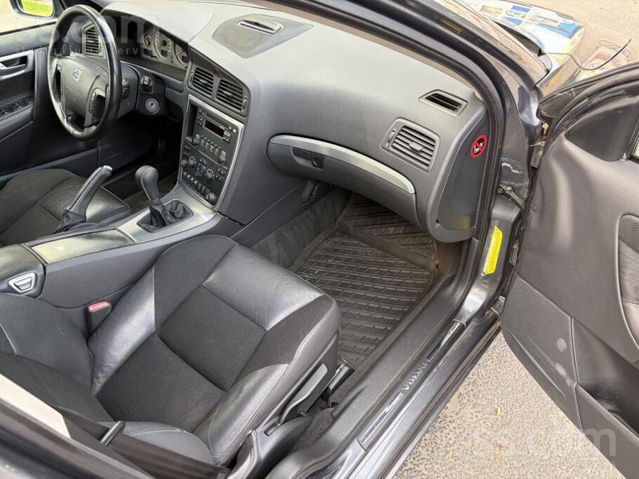 Pelēks Volvo V70 2005 Ogre, ar dzinēja tilpumu 2.40 L un nobraukumu 300 tūkst. km par 3250 €, foto 23 vietnē AUTOMOTO.COM.LV