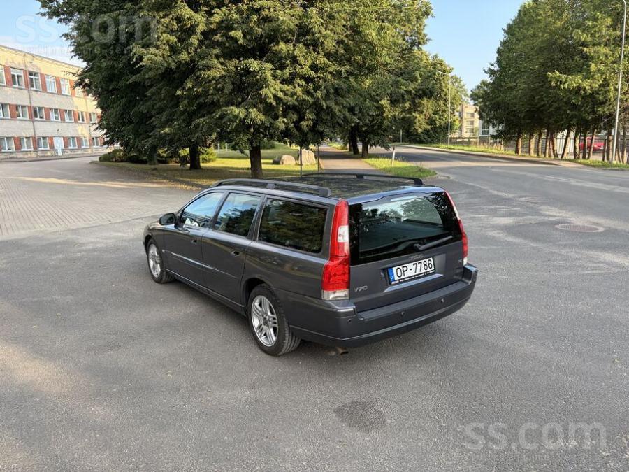 Pelēks Volvo V70 2005 Ogre, ar dzinēja tilpumu 2.40 L un nobraukumu 300 tūkst. km par 3250 €, foto 36 vietnē AUTOMOTO.COM.LV