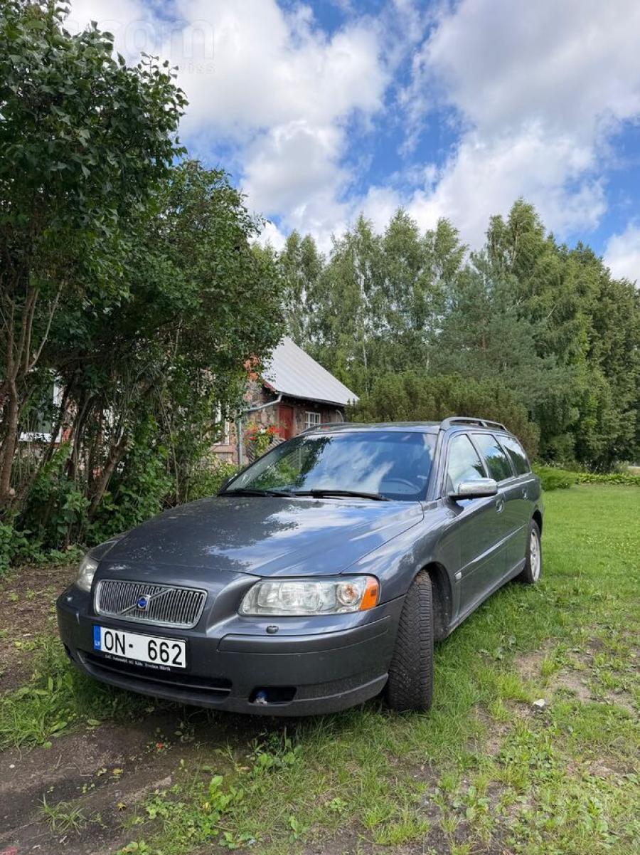 Grey Volvo V70 2005 in Limbazi, with an engine capacity of 2.40 L and mileage of 460 thousand km for 1000 €, photo 3 on AUTOMOTO.COM.LV