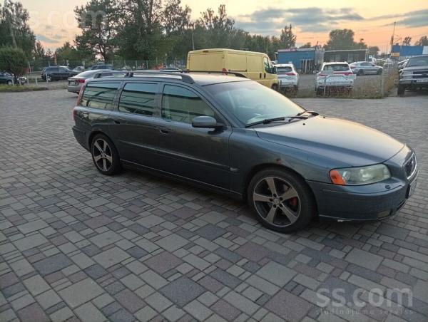 Grey Volvo V70 2005 in Riga, with an engine capacity of 2.40 L and mileage of 529 thousand km for 1200 €, photo 4 on AUTOMOTO.COM.LV
