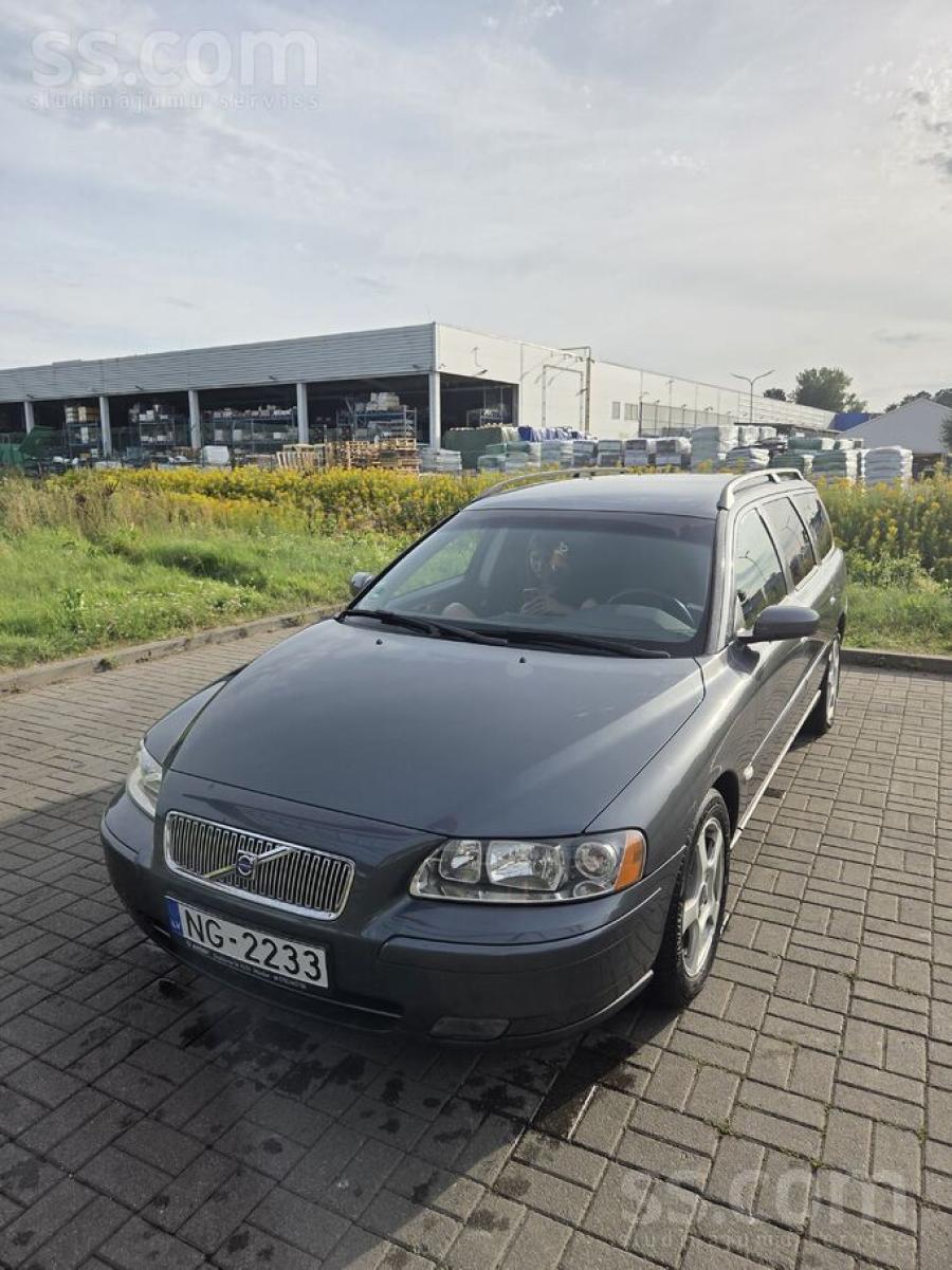 Grey Volvo V70 2005 in Riga, with an engine capacity of 2.40 L and mileage of 262 thousand km for 2799 €, photo 1 on AUTOMOTO.COM.LV