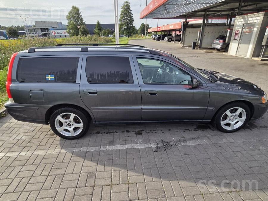 Grey Volvo V70 2005 in Riga, with an engine capacity of 2.40 L and mileage of 262 thousand km for 2799 €, photo 4 on AUTOMOTO.COM.LV