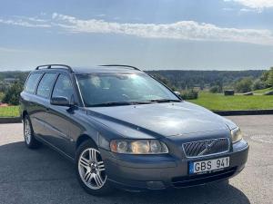Grey Volvo V70 2005 in Ukmerge, with an engine capacity of 2.40 L and mileage of 345 thousand km for 1050 €, photo  on AUTOMOTO.COM.LV