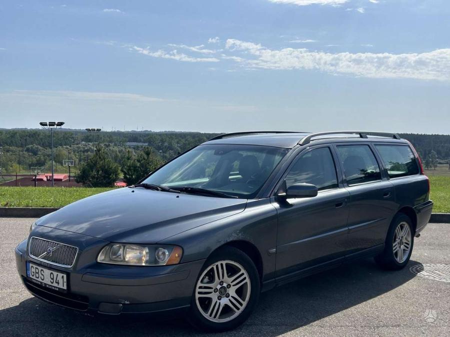 Grey Volvo V70 2005 in Ukmerge, with an engine capacity of 2.40 L and mileage of 345 thousand km for 1050 €, photo 5 on AUTOMOTO.COM.LV