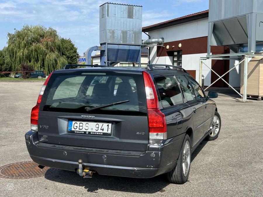 Grey Volvo V70 2005 in Ukmerge, with an engine capacity of 2.40 L and mileage of 345 thousand km for 1050 €, photo 6 on AUTOMOTO.COM.LV