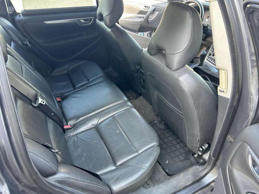 Grey Volvo V70 2005 in Ukmerge, with an engine capacity of 2.40 L and mileage of 345 thousand km for 1050 €, photo 12 on AUTOMOTO.COM.LV
