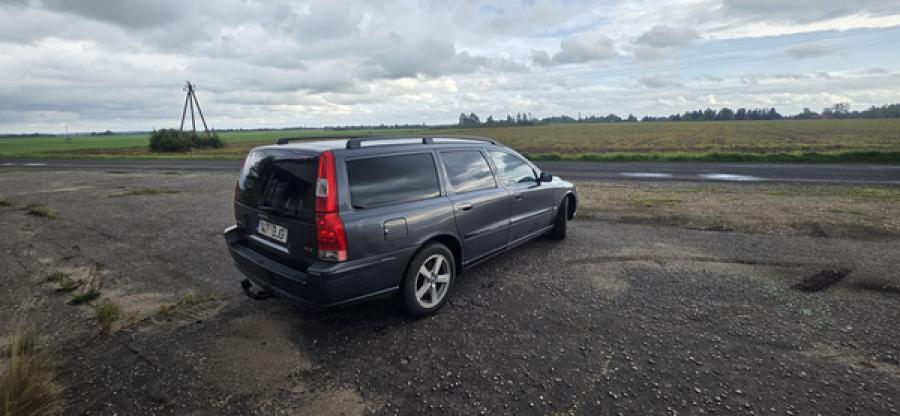 Grey Volvo V70 2005 in Jogeva, with an engine capacity of 2.40 L and mileage of 444 thousand km for 3400 €, photo 3 on AUTOMOTO.COM.LV